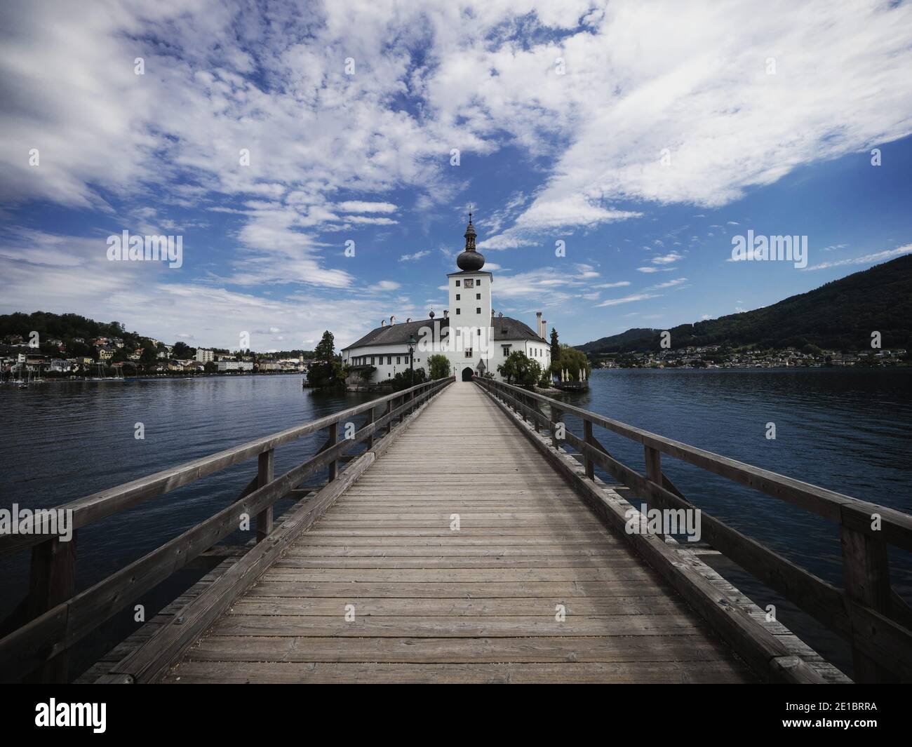 Panoramic view of white medieval water castle Schloss Ort Orth on lake ...