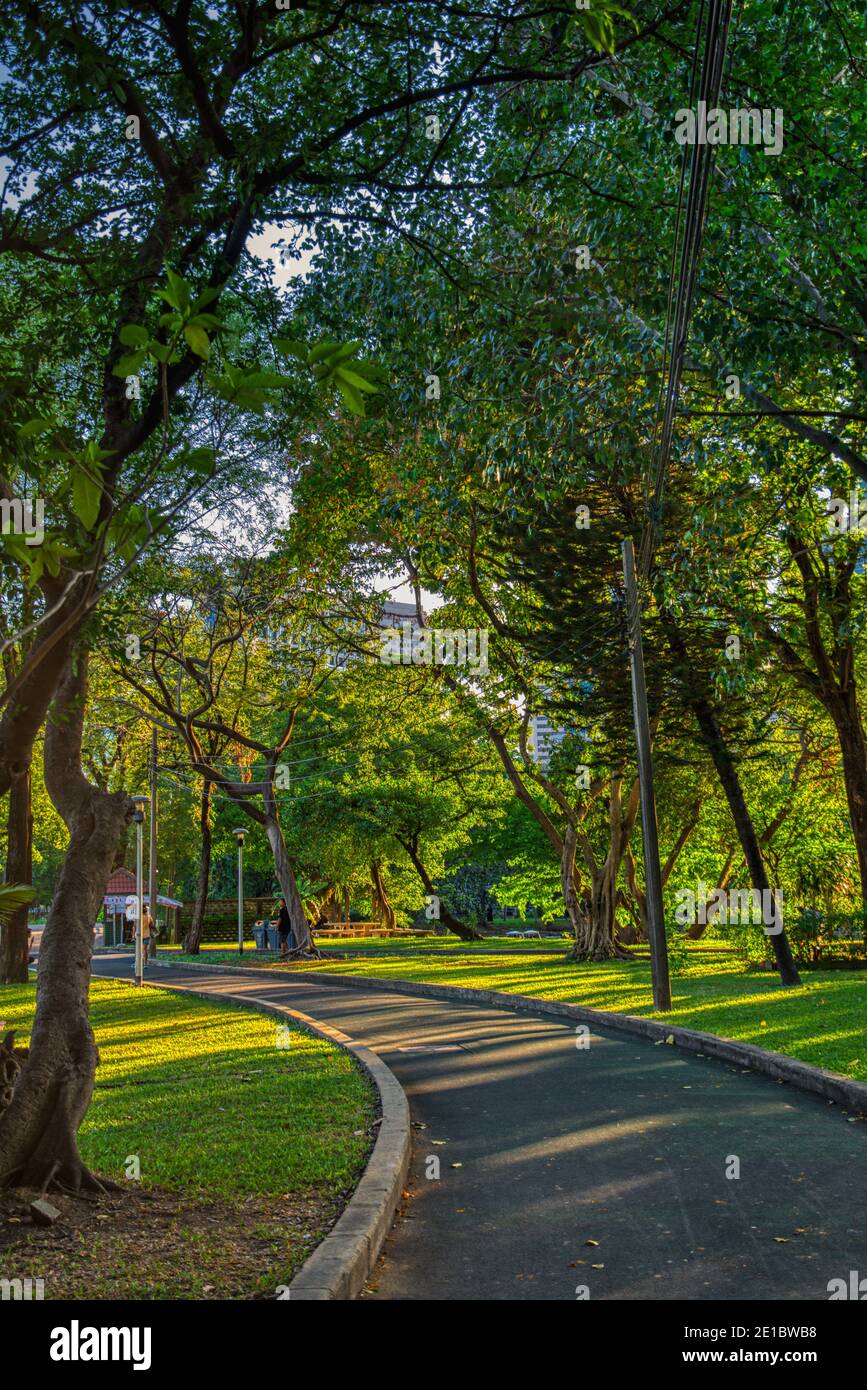 Bangkok footpath hi-res stock photography and images - Alamy