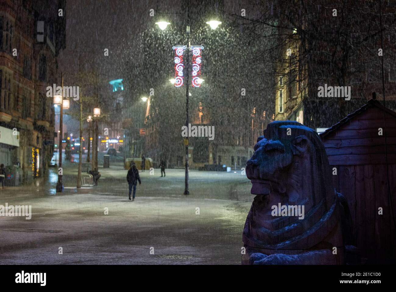 Snow shower settling on the lions in the Market Square, Nottingham City ...