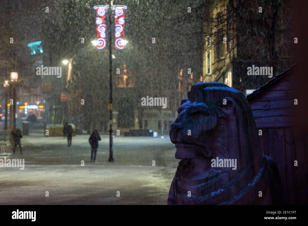 Snow shower settling on the lions in the Market Square, Nottingham City ...