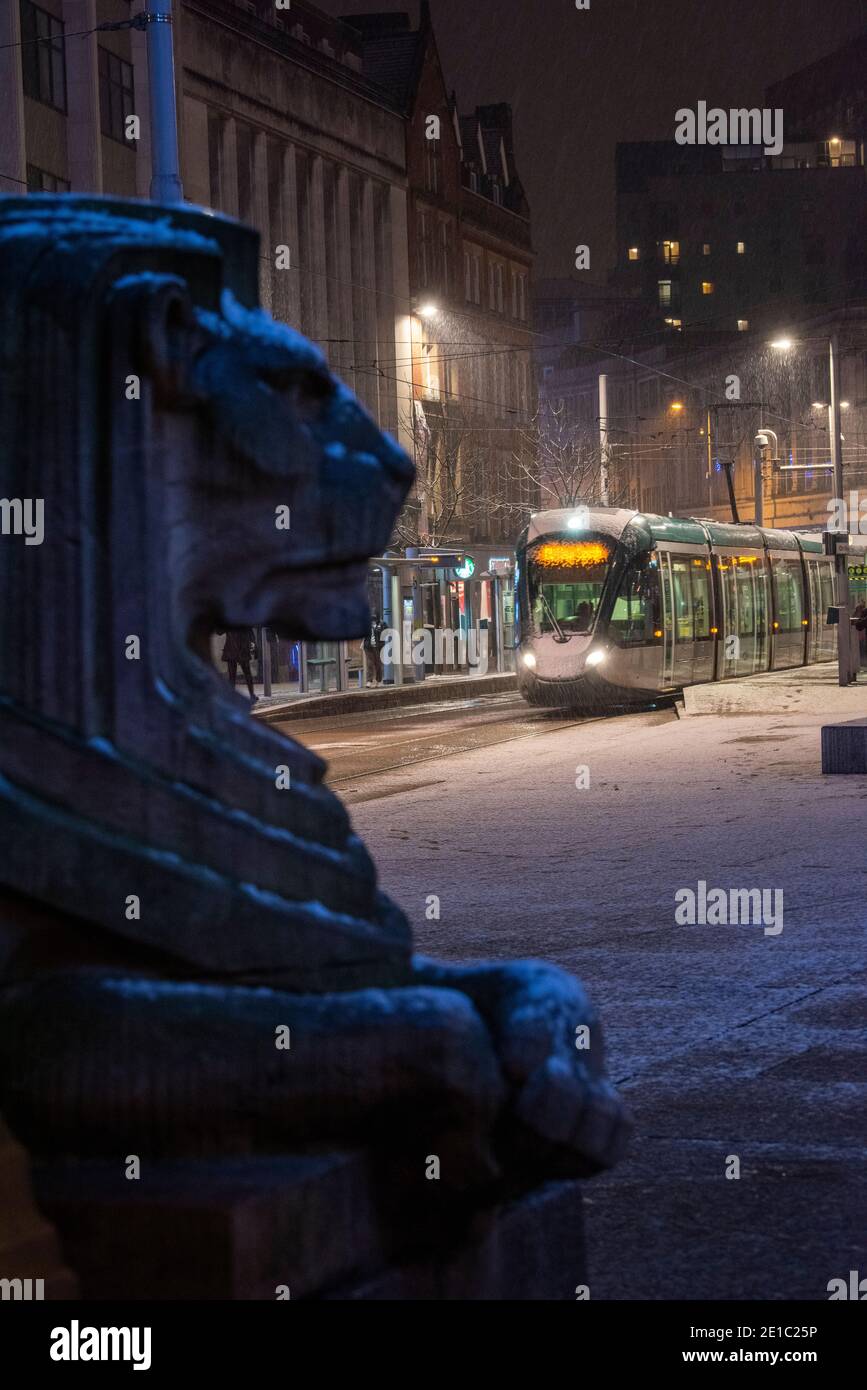 Snow shower settling on the lions in the Market Square, Nottingham City ...