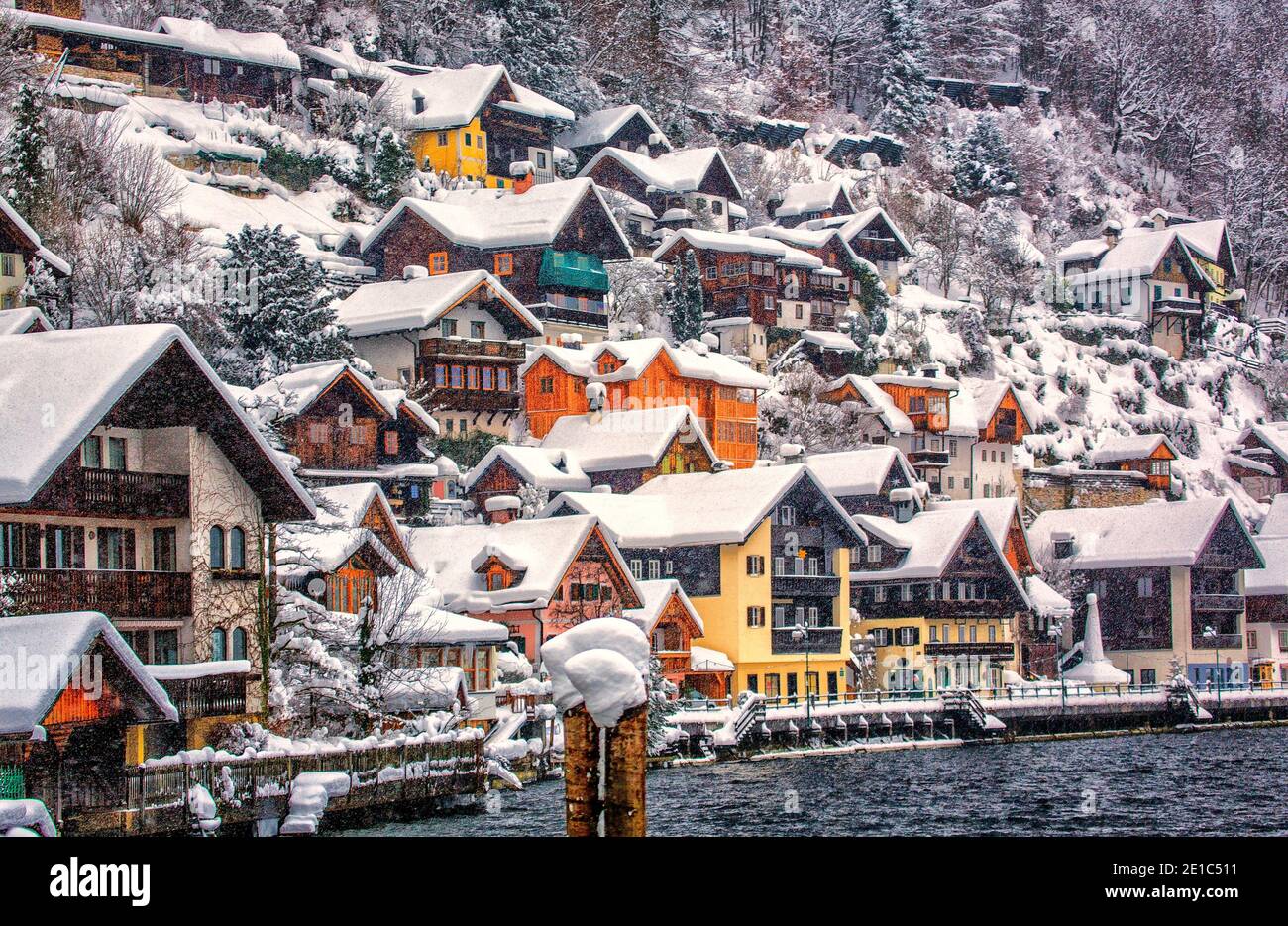 A quiet street view of Hallstatt, Austria in the snow in winter Stock ...