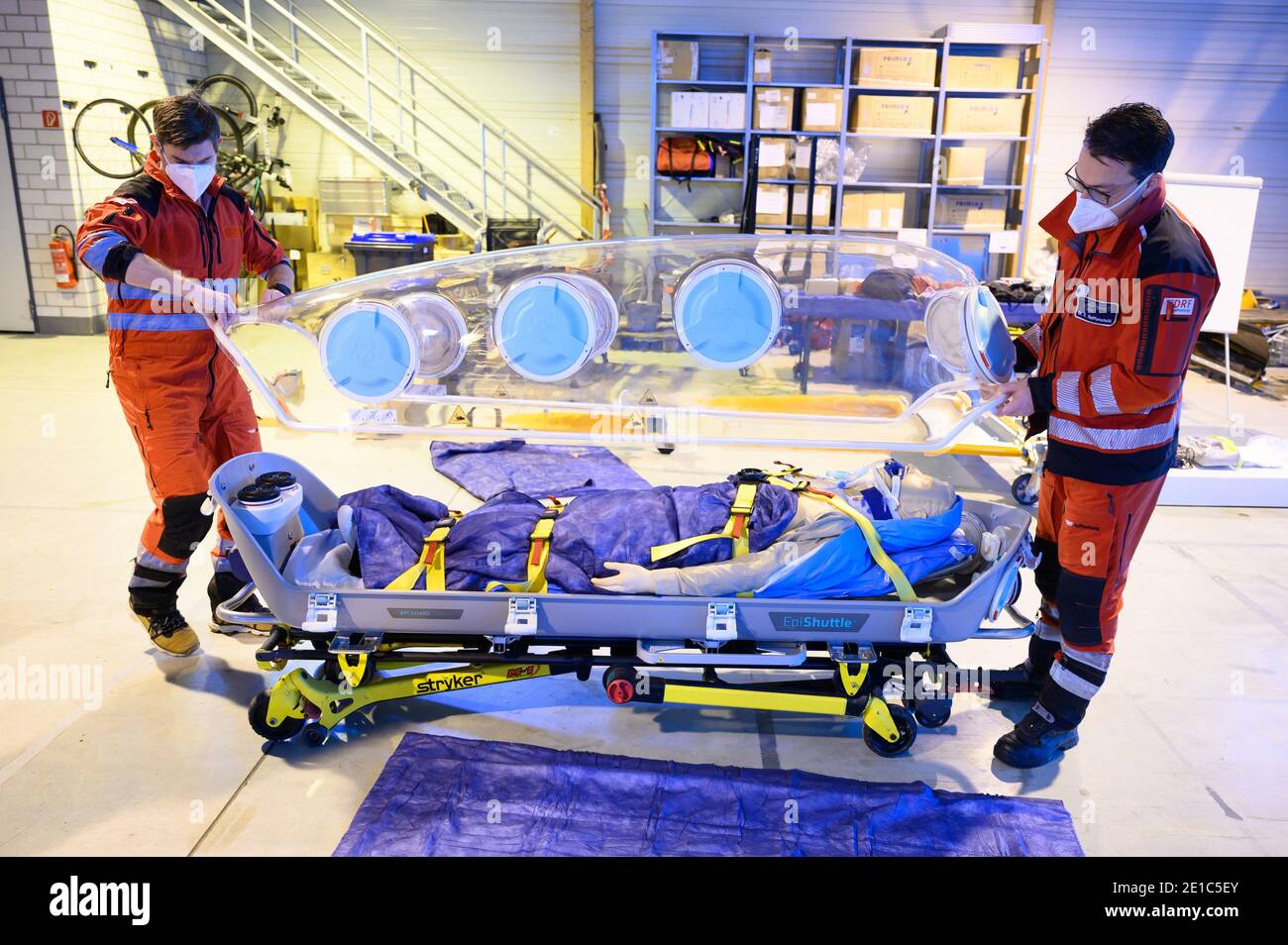 Bautzen, Germany. 06th Jan, 2021. Manfred Huber (l), emergency ...