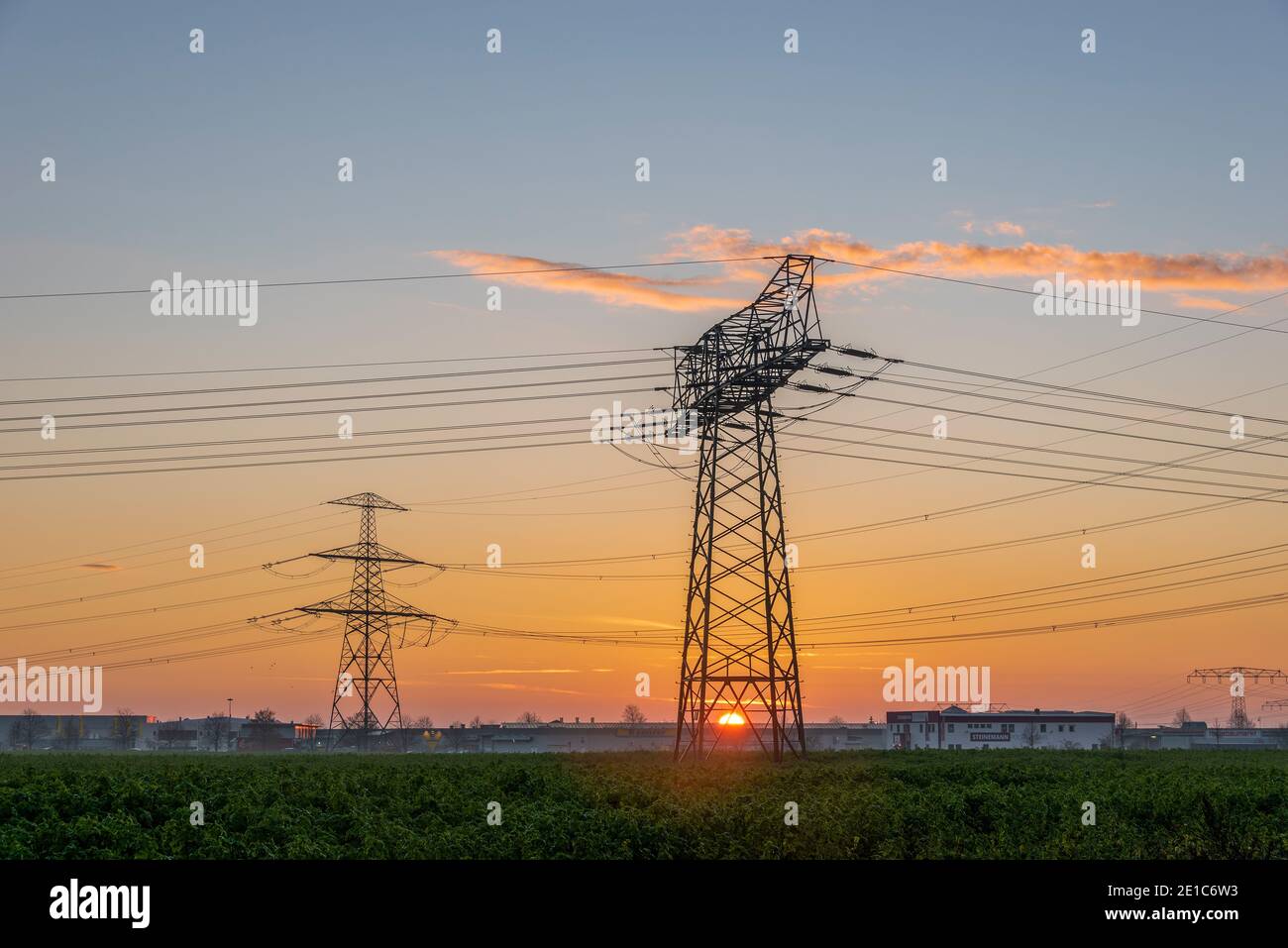 Wolmirstedt, Germany. 19th Dec, 2020. The sun rises at the transformer ...