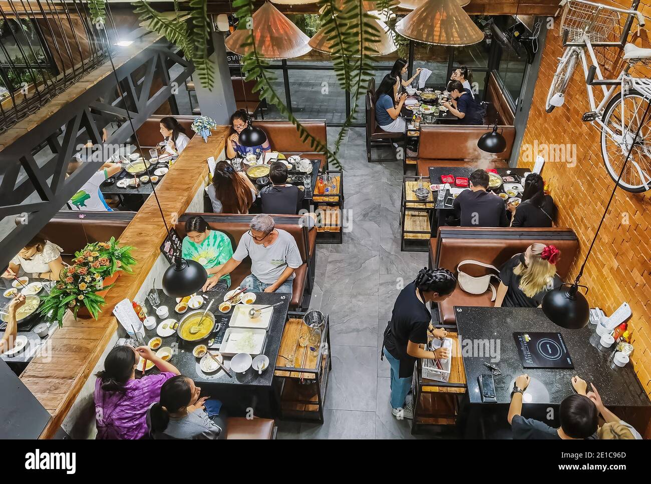 Family vietnam vietnamese eating hi-res stock photography and images ...