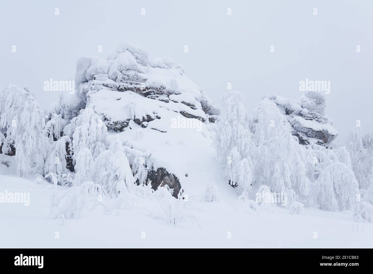 snow-capped cliff and frosty trees on the mountain pass in winter Stock ...