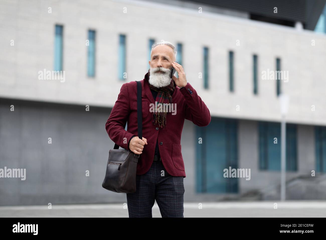 Back busy employee talking hi-res stock photography and images - Alamy