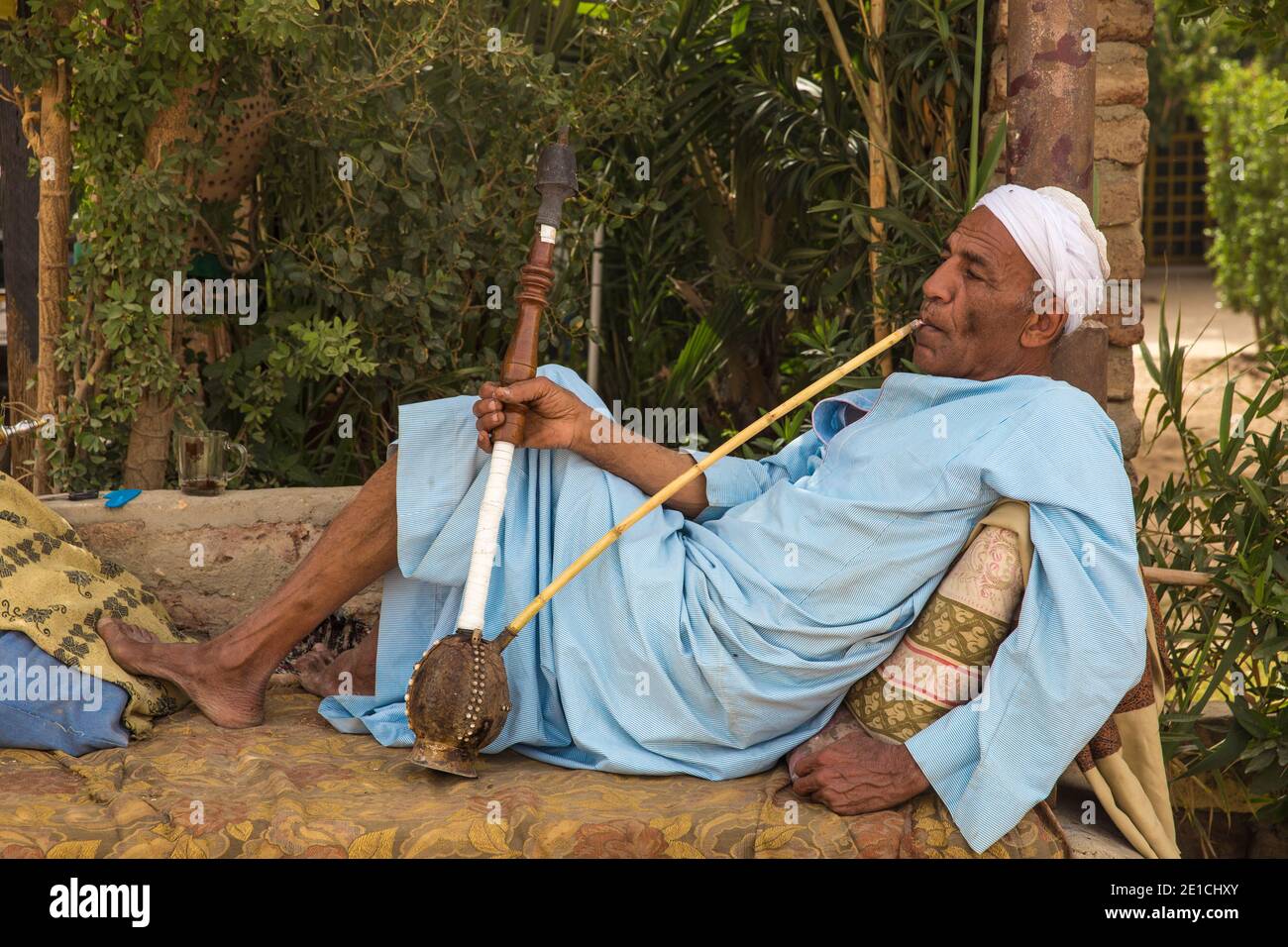 Egyptian man shisha hi-res stock photography and images - Alamy