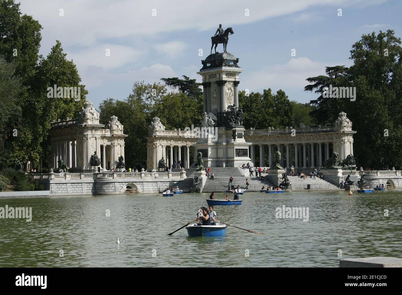 Boating on lake of El Estanque in Parque del Retiro (Retiro Park) in ...