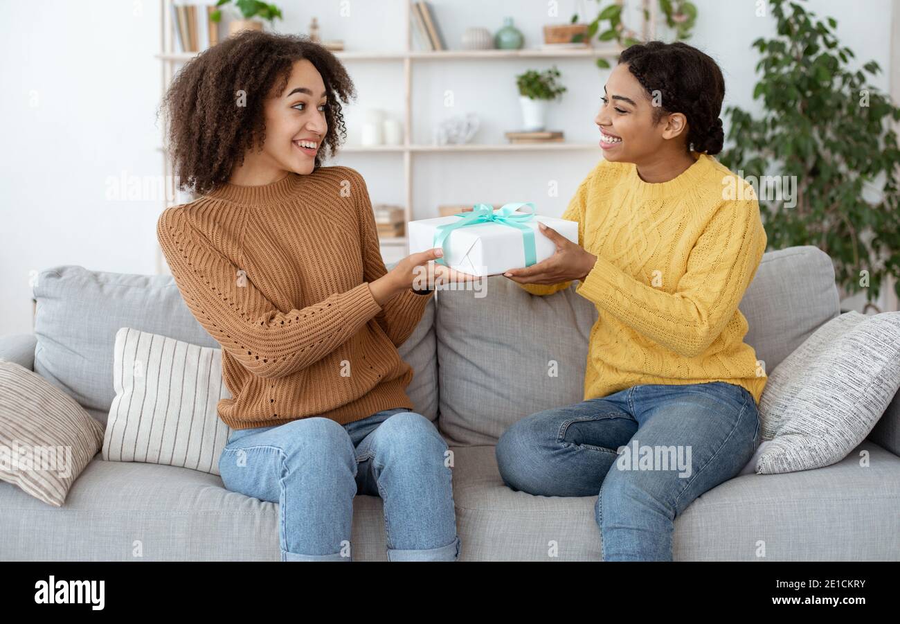 Friends present hi-res stock photography and images - Alamy