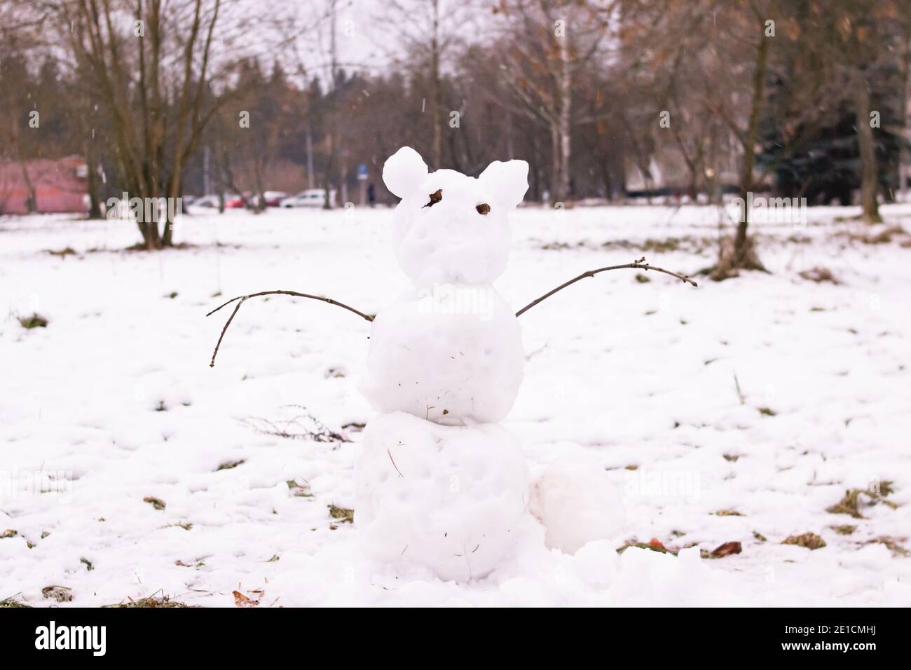 Snowman in front garden house hi-res stock photography and images - Alamy