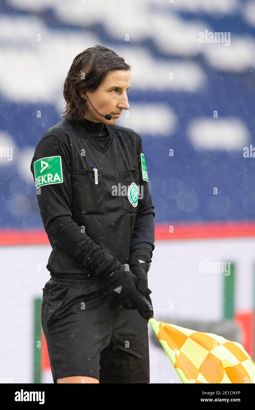 referee assistant Katrin RAFALSKI, half figure, half figure, football ...