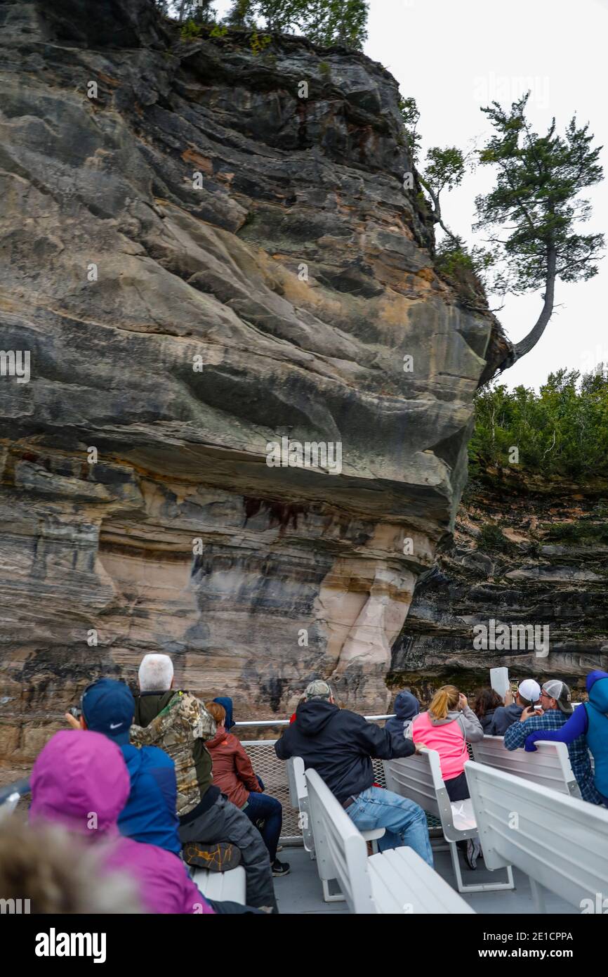 Sandstone cliffs, beaches, sand dunes, waterfalls, inland lakes, deep ...