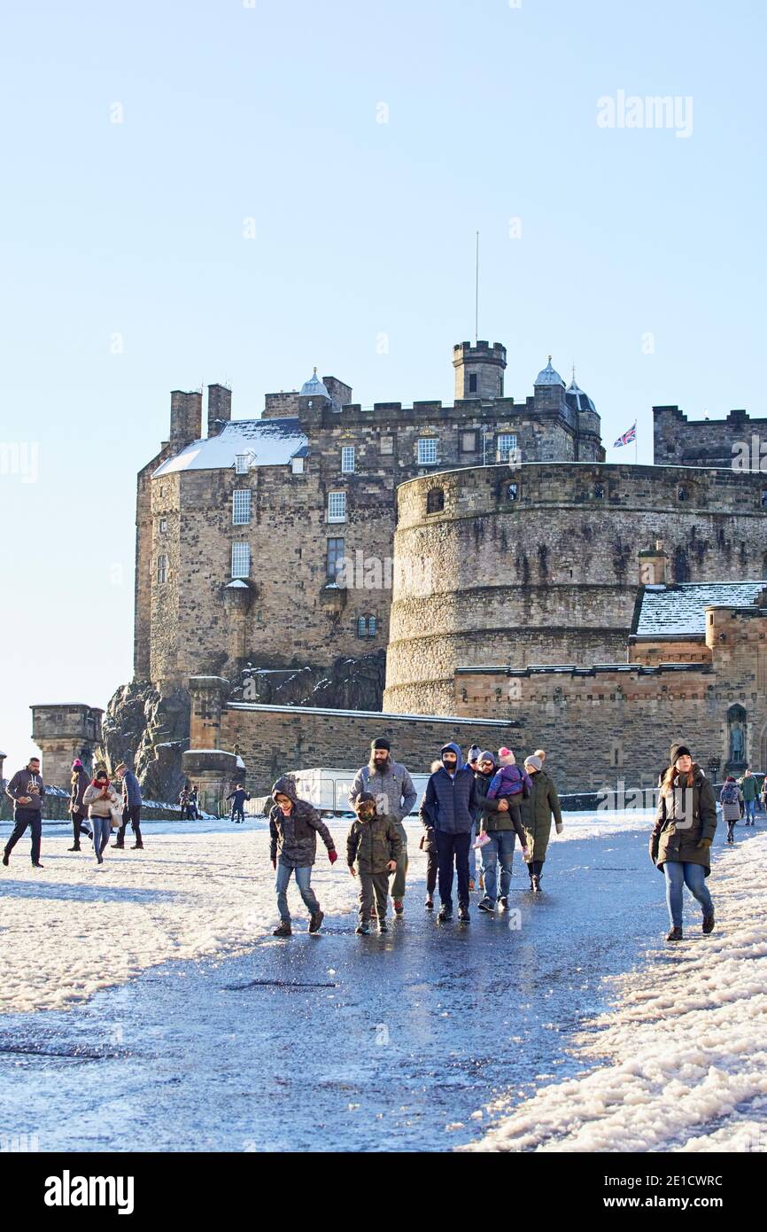 Family winter walk uk hi-res stock photography and images - Alamy