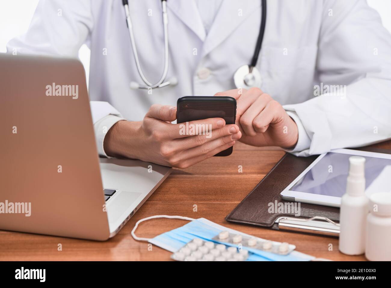 Remote doctor consulting hi-res stock photography and images - Alamy