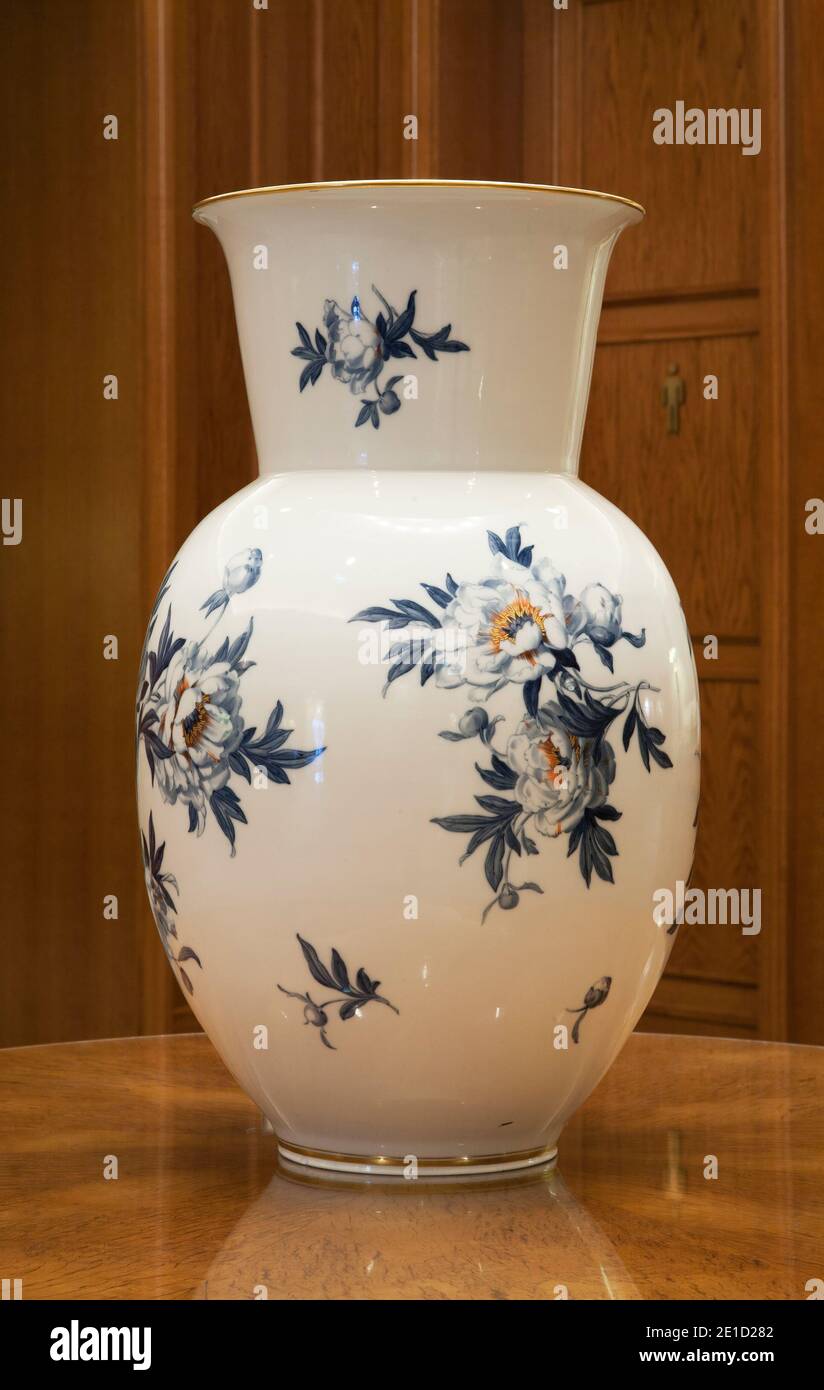 Vase with pattern hi-res stock photography and images - Alamy