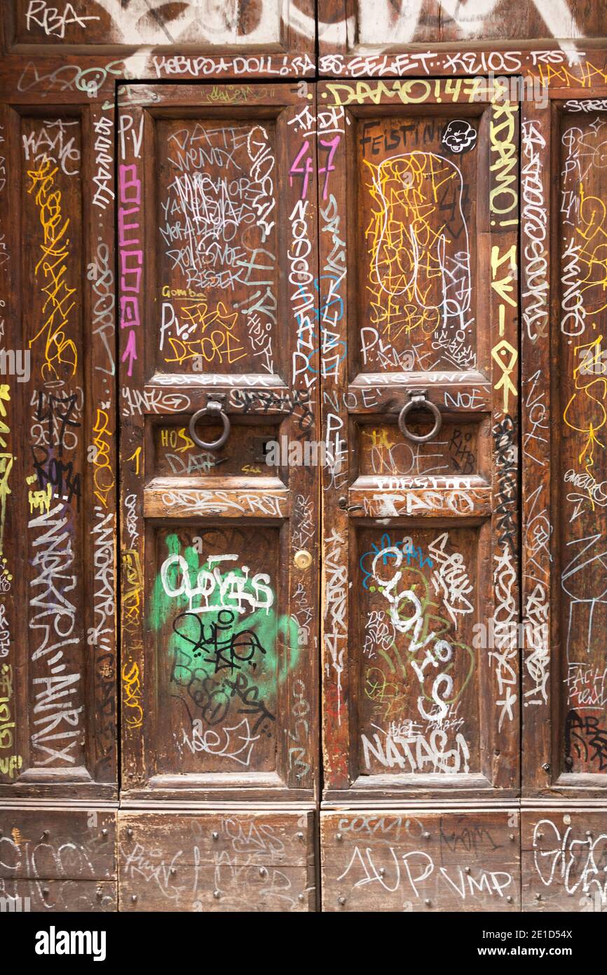 Graffiti door trastevere hi-res stock photography and images - Alamy