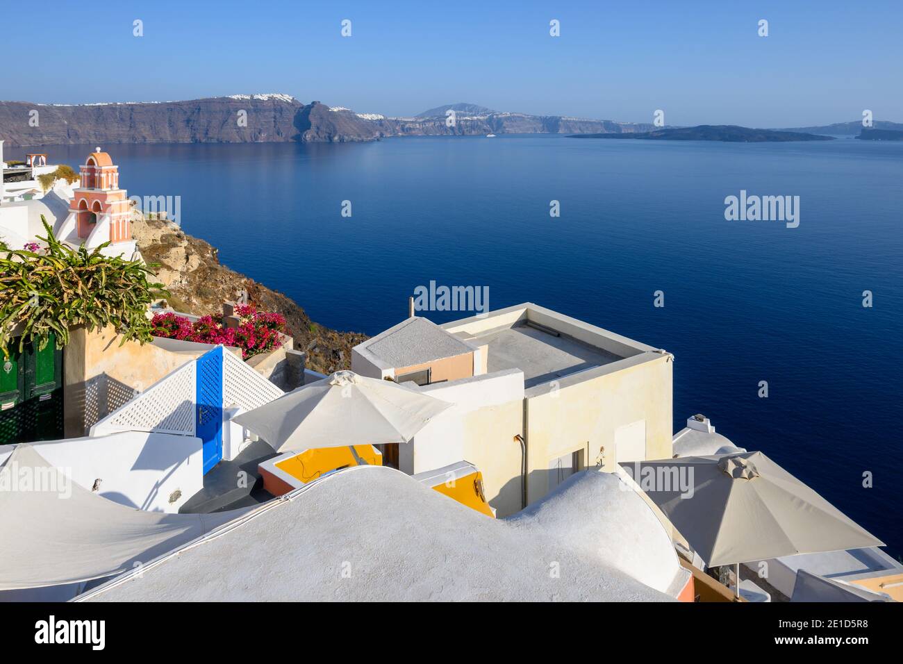 Caldera view and Cycladic architecture of Oia village on Santorini ...