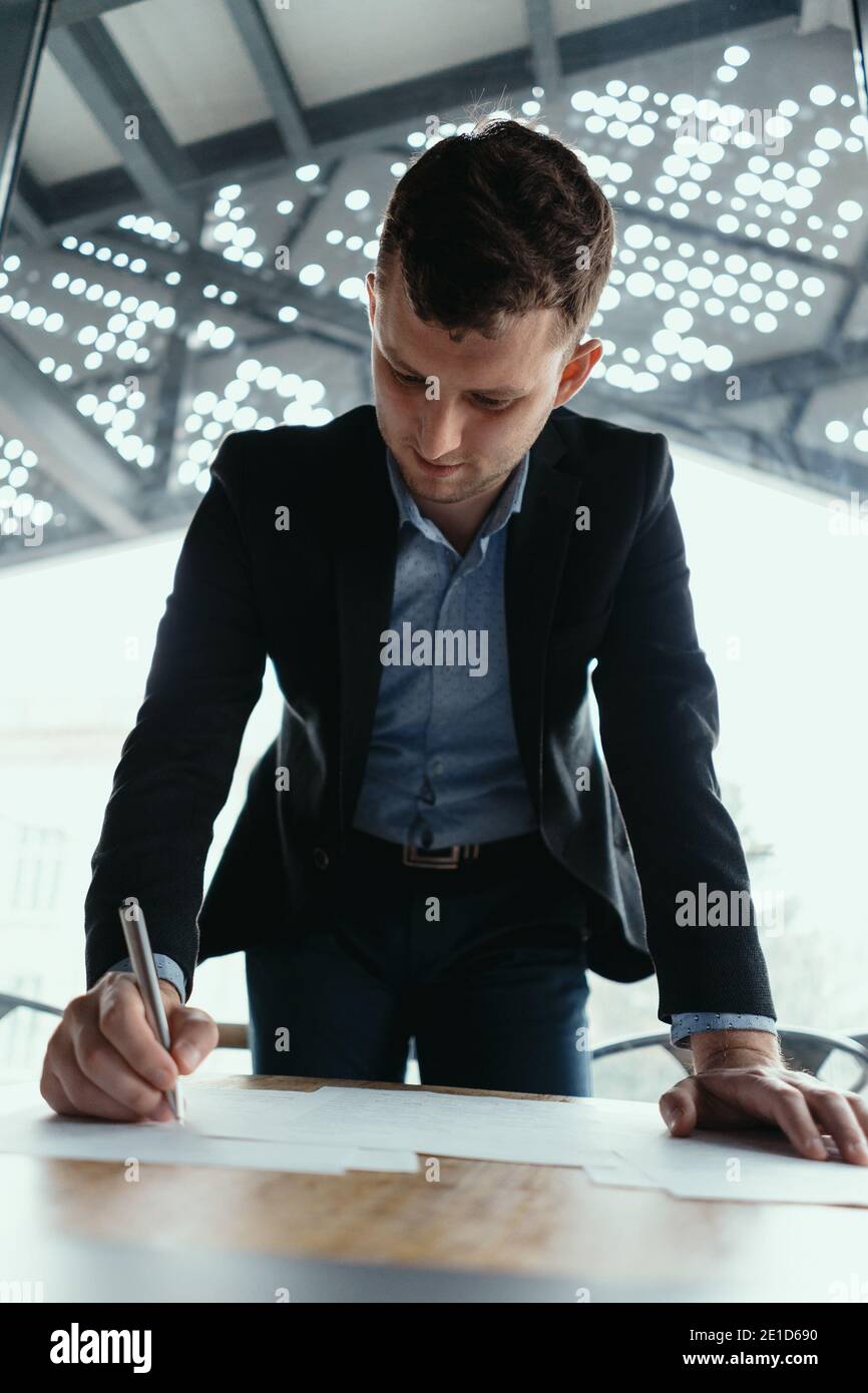Man signing legal documents hi-res stock photography and images - Alamy