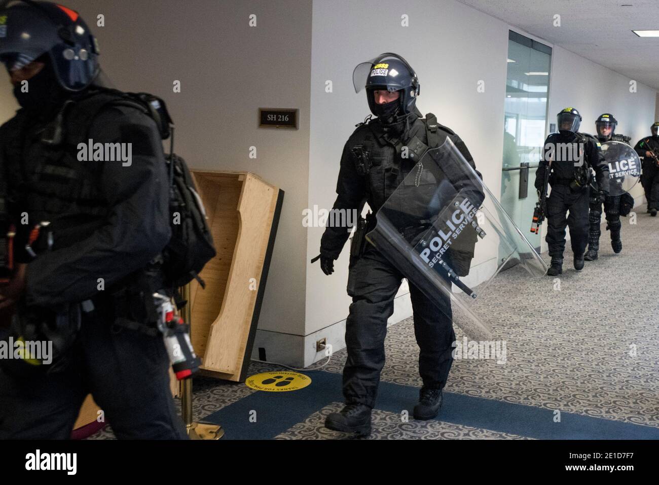 Members of a Secret Service tactical team arrive as Senators evacuate ...