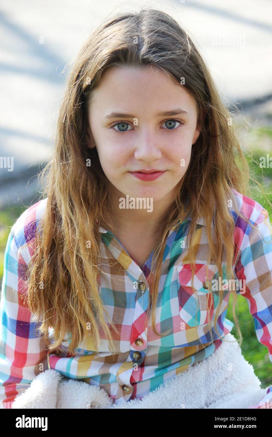 Girl easter egg sun hi-res stock photography and images - Alamy