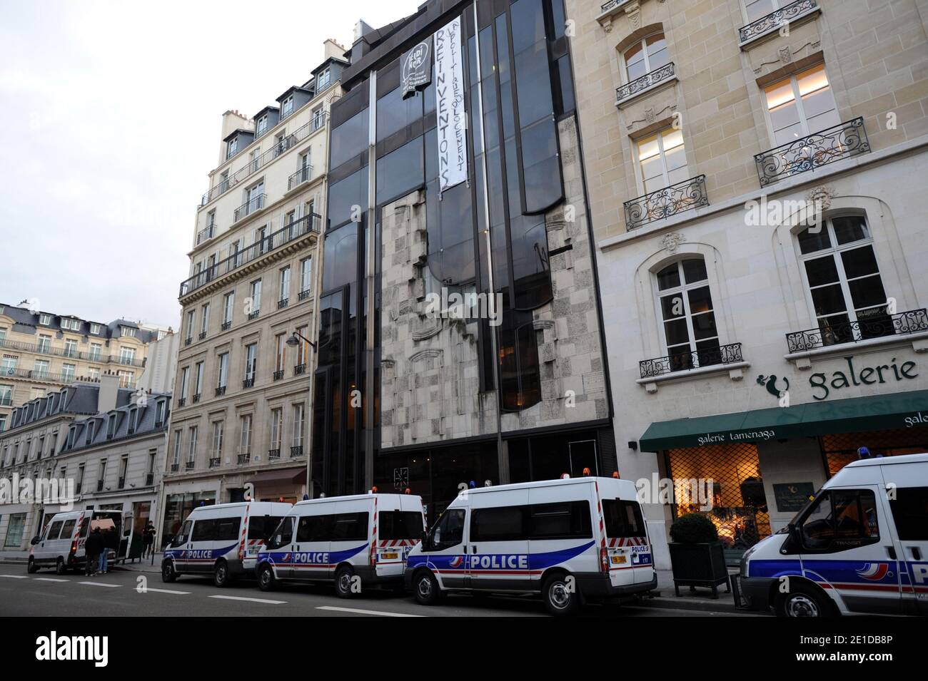Le collectif Jeudi Noir occupe l'immeuble du 22 avenue Matignon ...