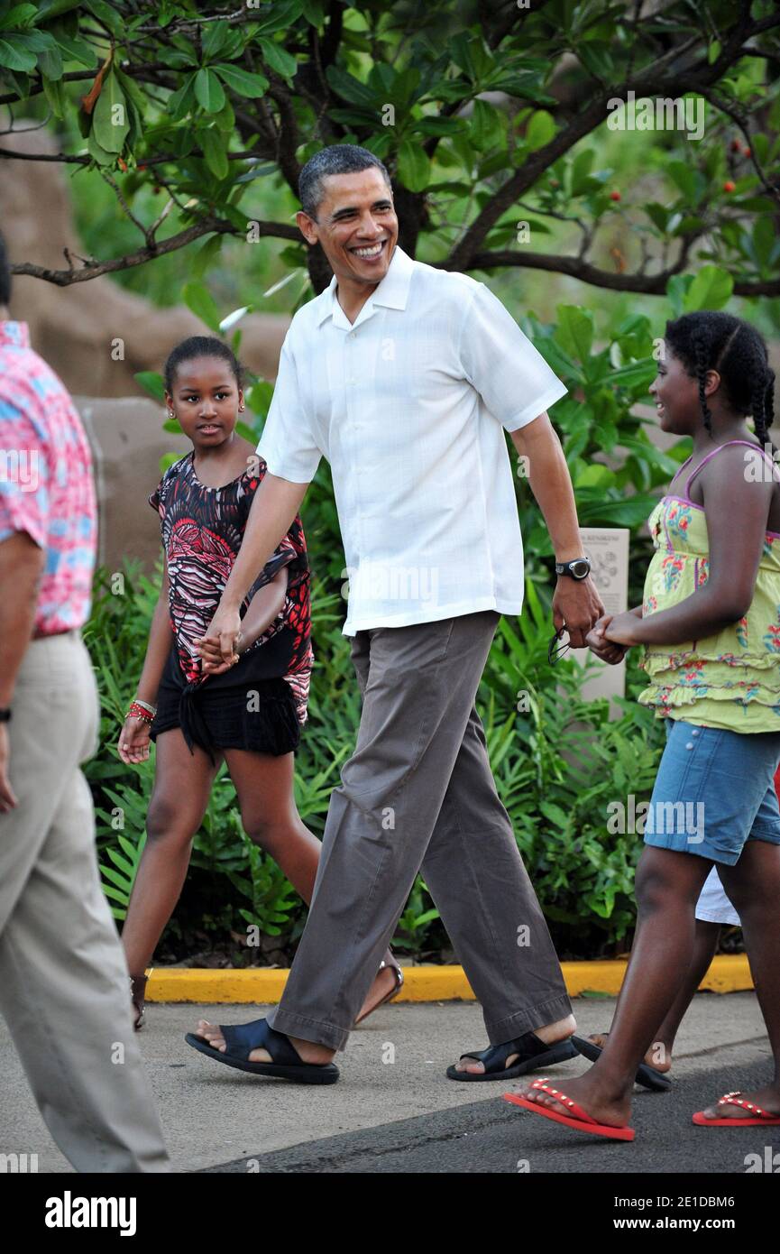 President Barack Obama strolls with Sasha Obama and first family and ...