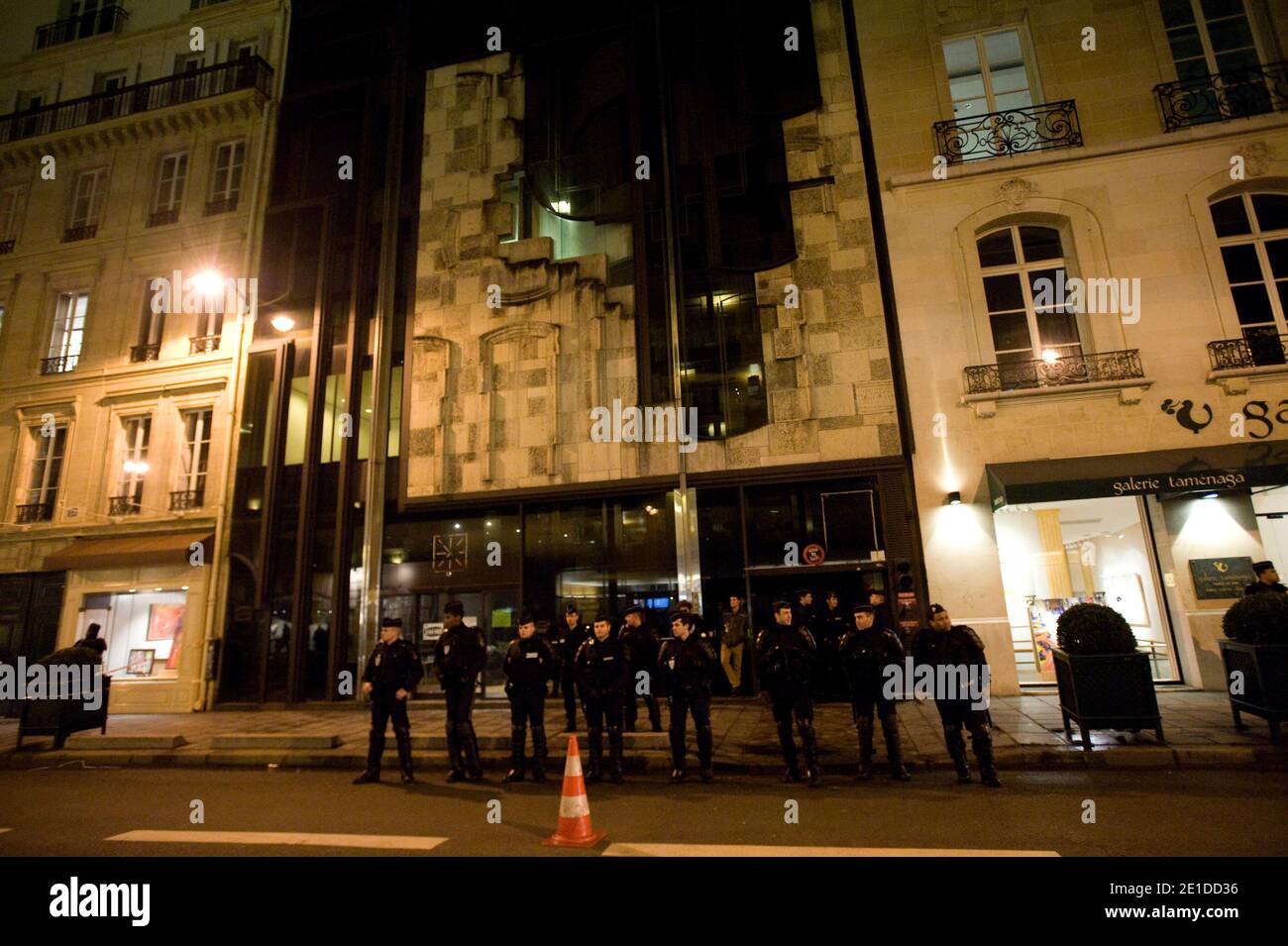 Le collectif Jeudi Noir occupe un immeuble au 22 avenue Matignon ...