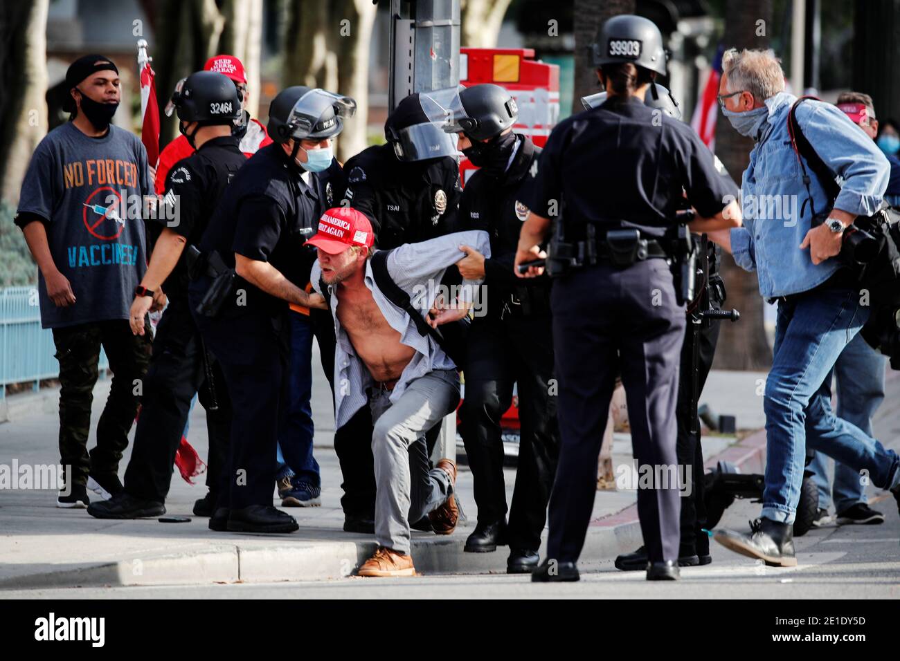 Donald trump wearing maga hat hi-res stock photography and images - Alamy