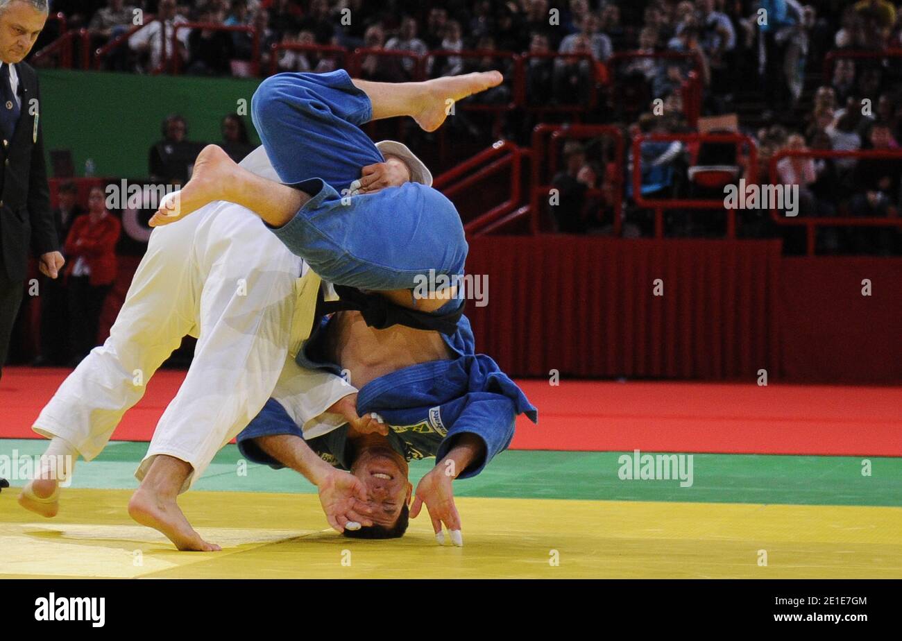Brasil's Tiago Camilo (blue) battles with Japan's Daiki Nishima (White ...
