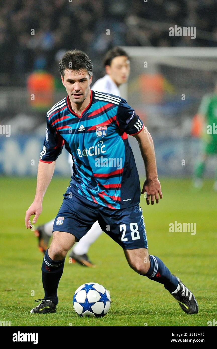 Toulalan lyon real madrid hi-res stock photography and images - Alamy