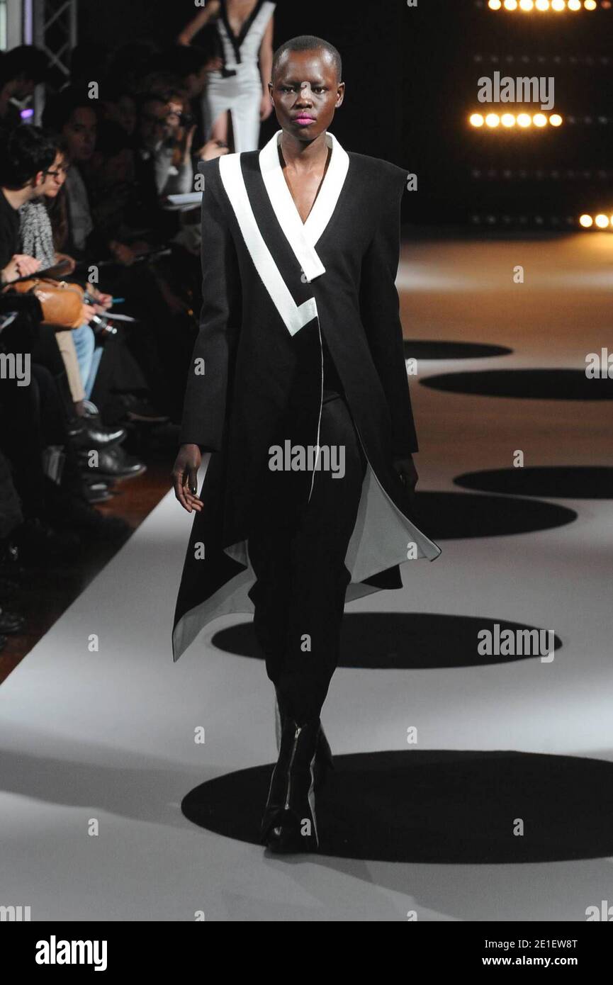 Alek Wek displays a creation designed by Fatima Lopes for her Fall ...