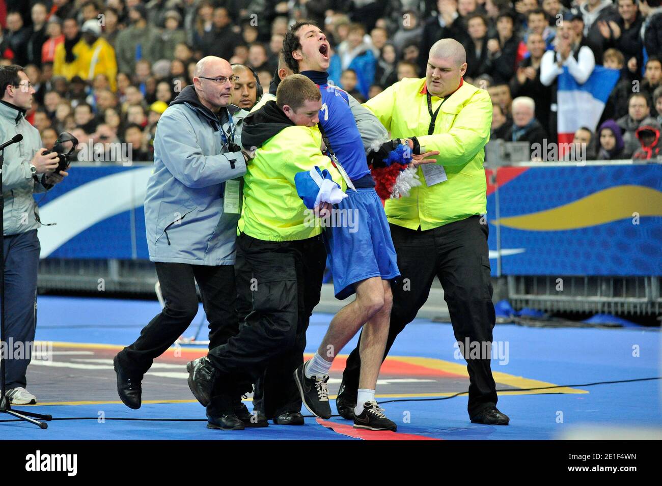 Security streaker hi-res stock photography and images - Alamy