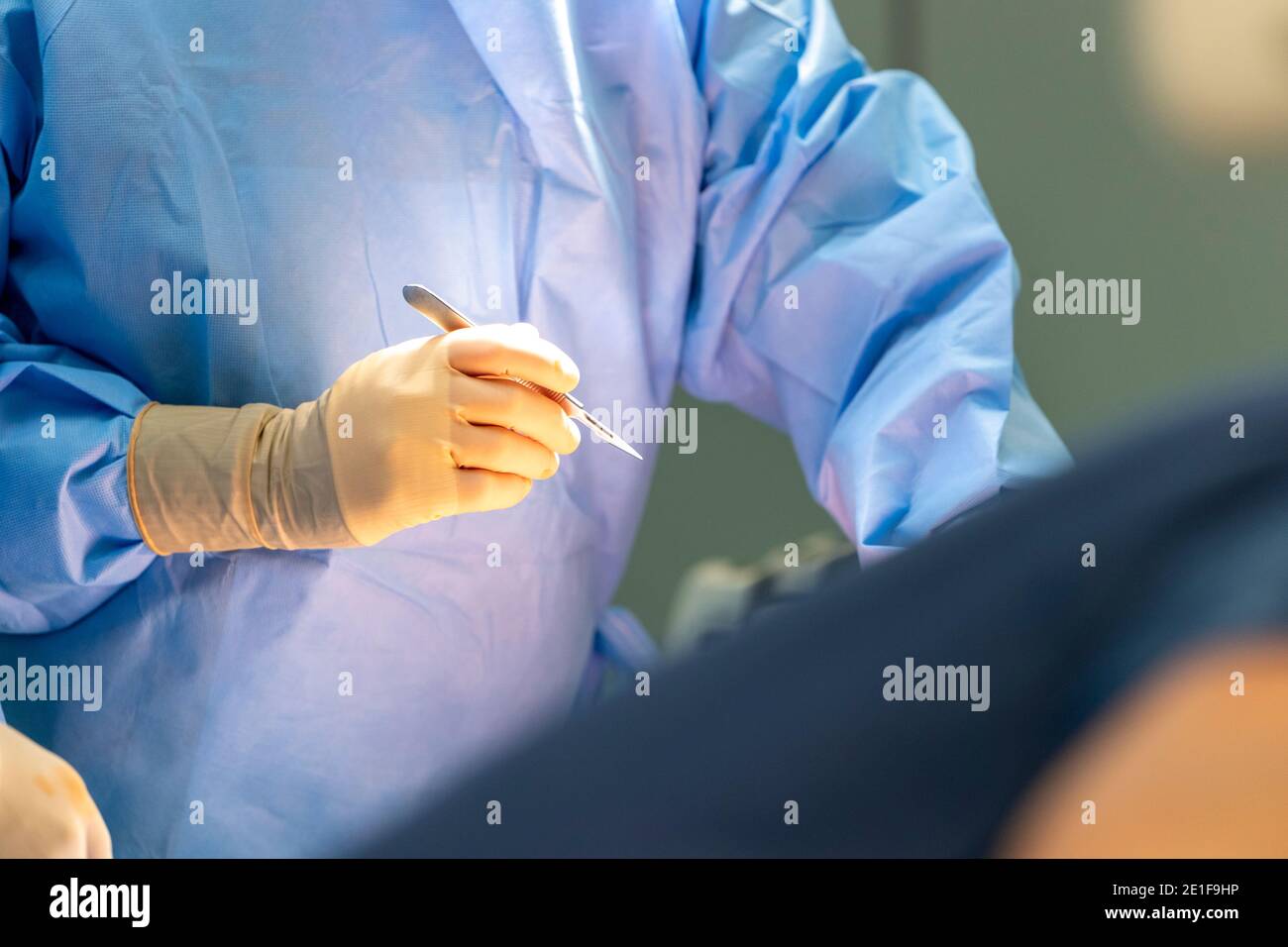 Doctor scalpel hand hi-res stock photography and images - Alamy