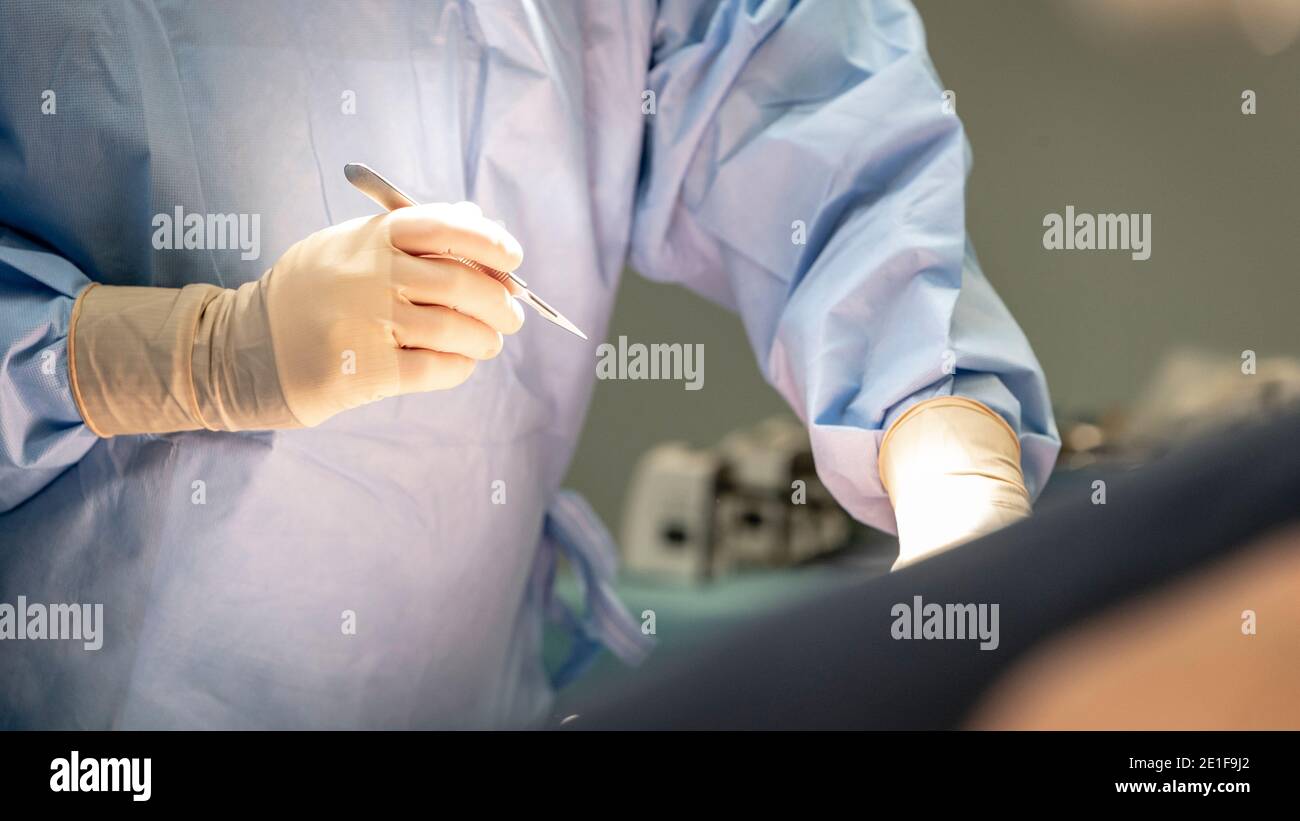 Doctor scalpel hand hi-res stock photography and images - Alamy
