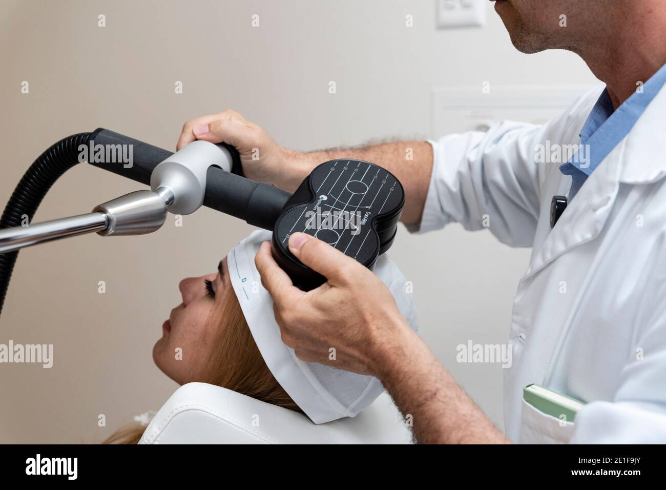 a doctor treats a patient for a headache Stock Photo - Alamy