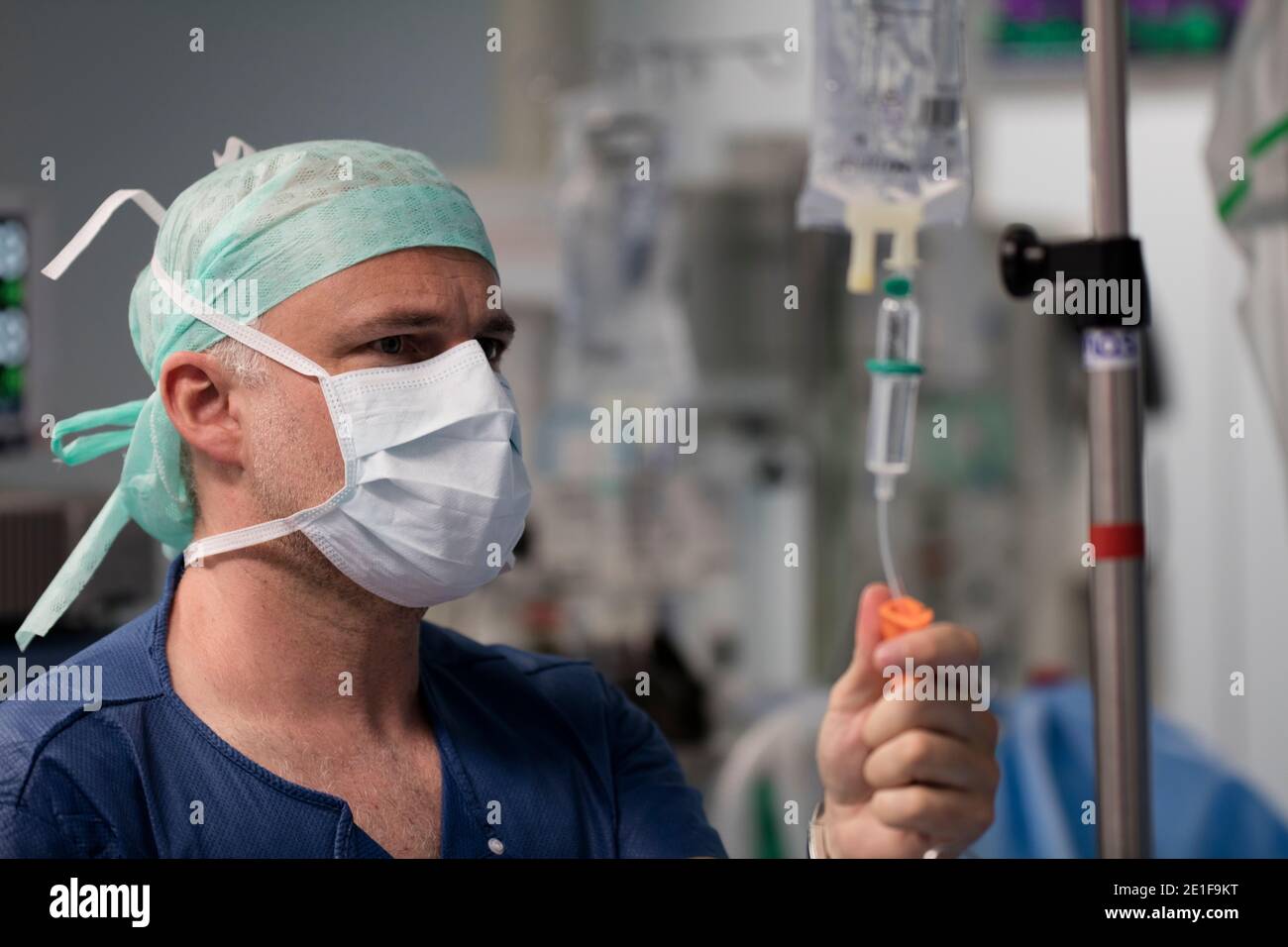 a doctor adjusts a dropper during surgery in the operating room Stock ...