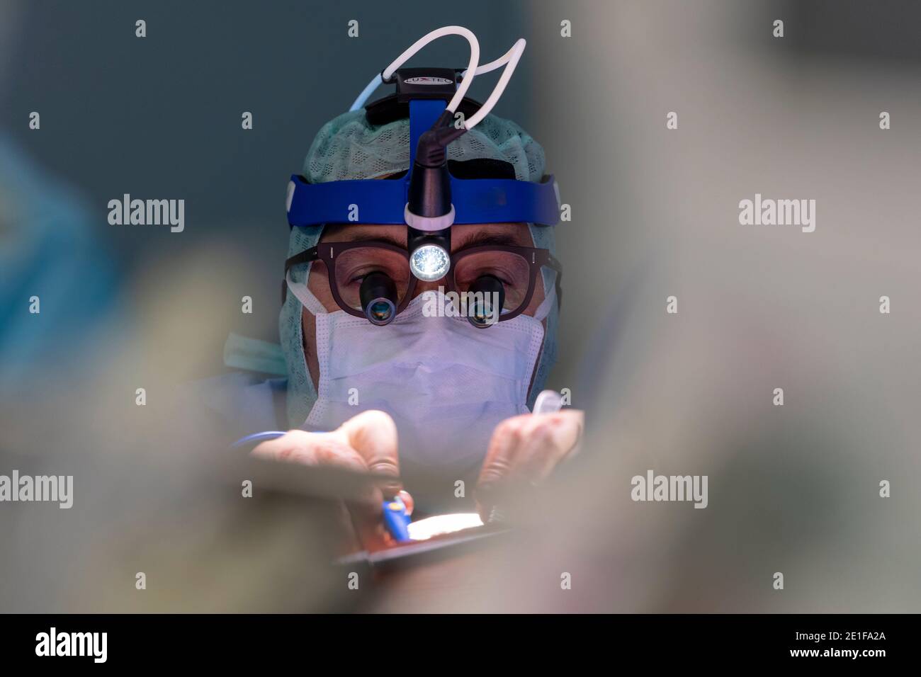 Cardiac surgeon hi-res stock photography and images - Alamy