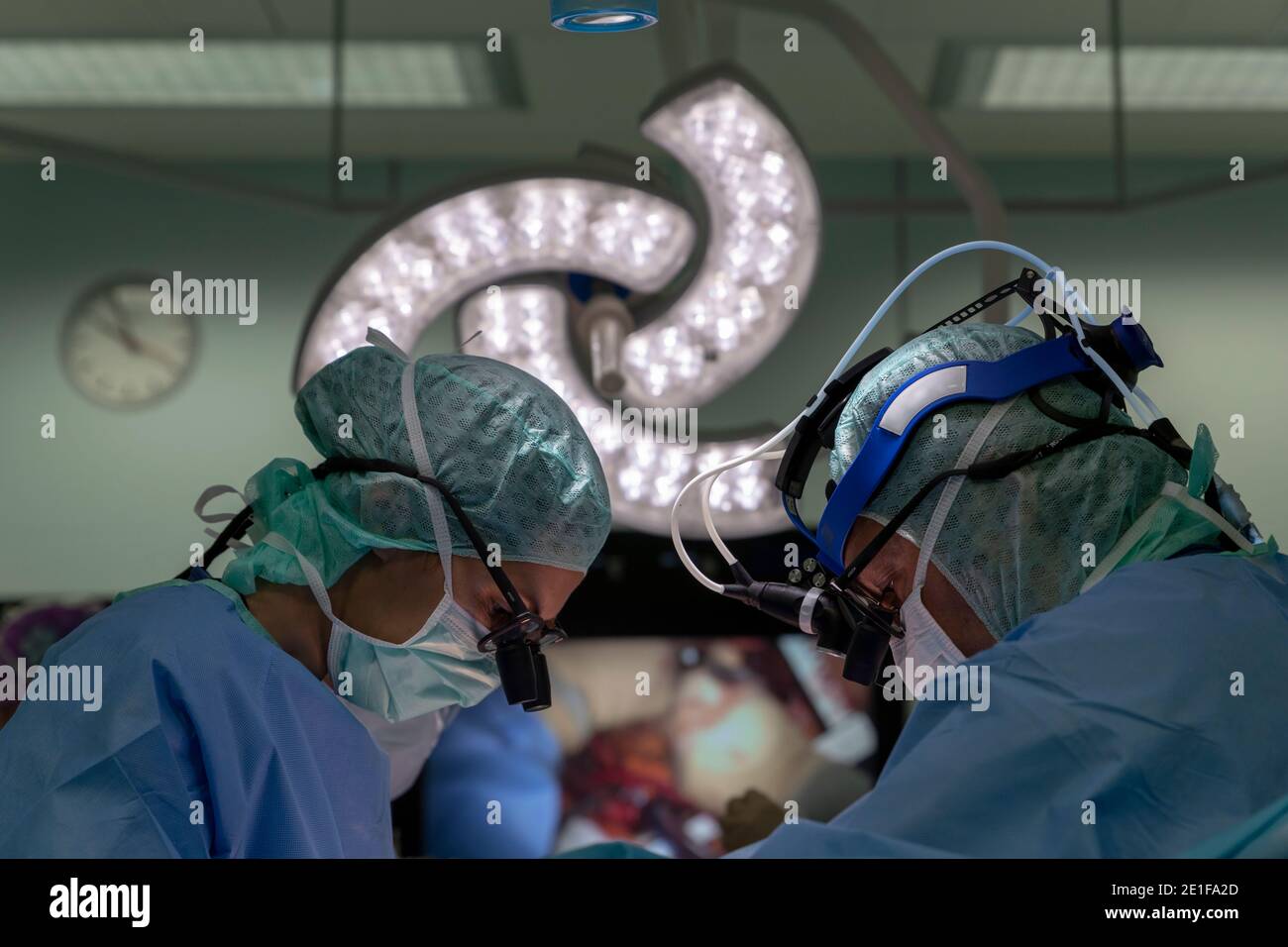 Surgery two surgeons operating hi-res stock photography and images - Alamy