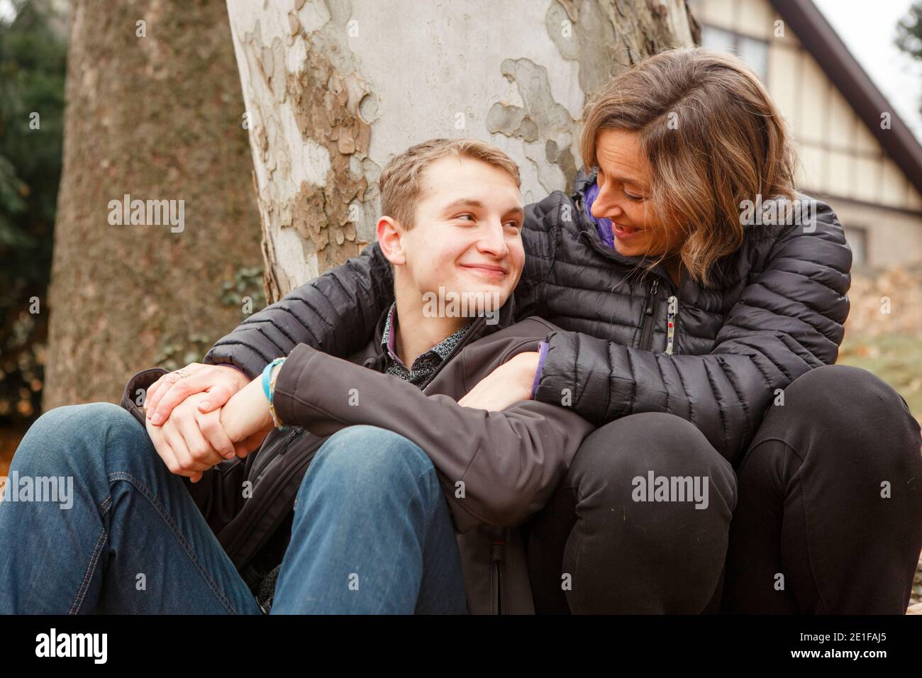 Woman lean against man hi-res stock photography and images - Alamy