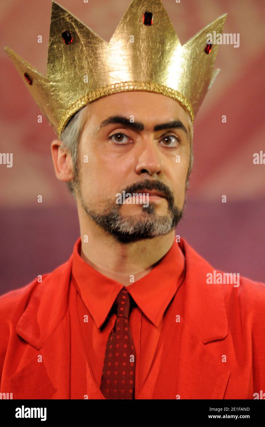 Sebastien Finck performing Pierre Beyfette's new play 'Tout est bien ...