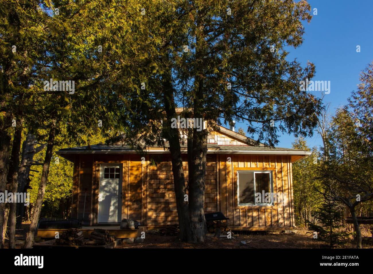 Canadian locally hand-built wood cabin Stock Photo - Alamy