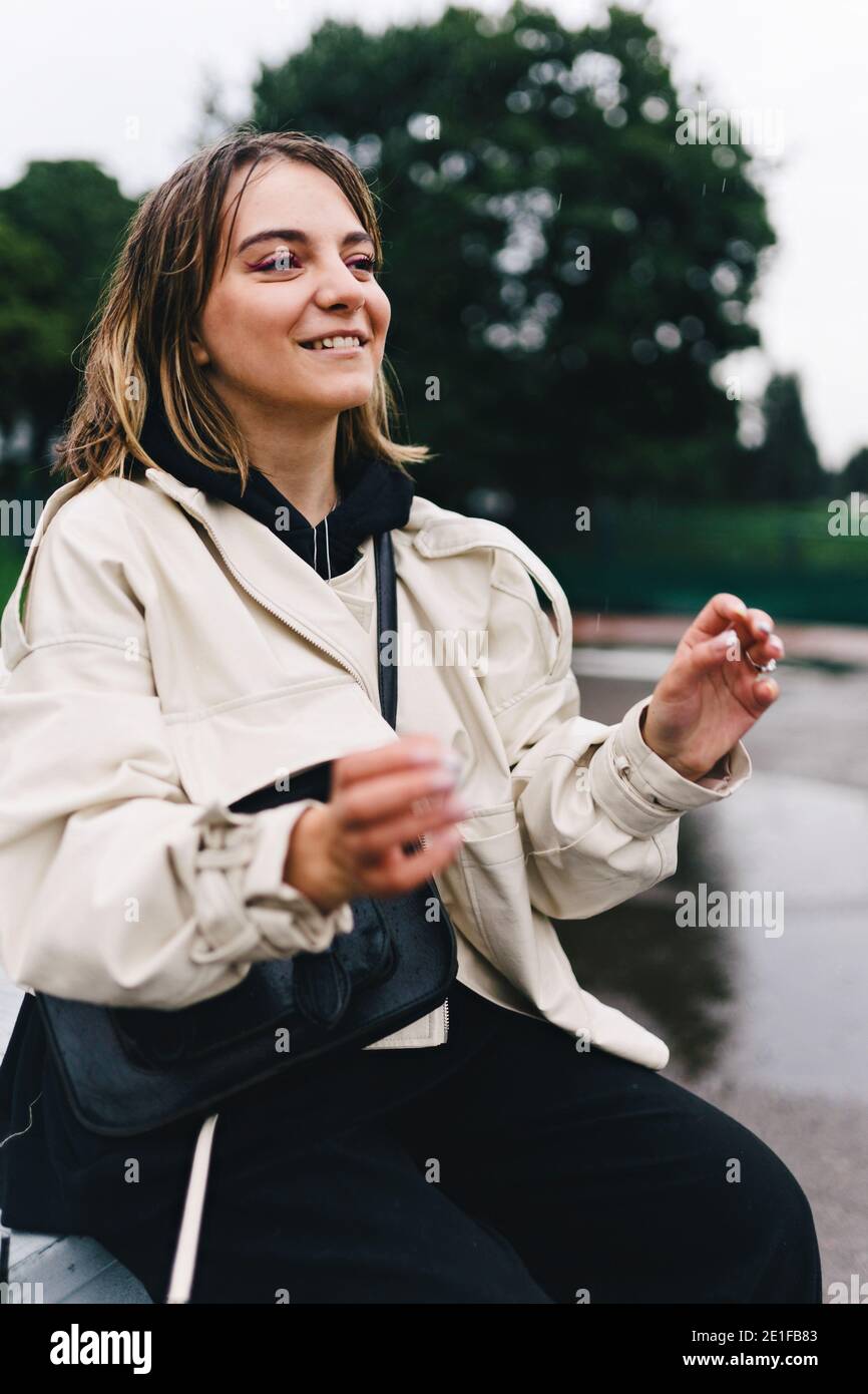 Sitting in the rain hi-res stock photography and images - Alamy
