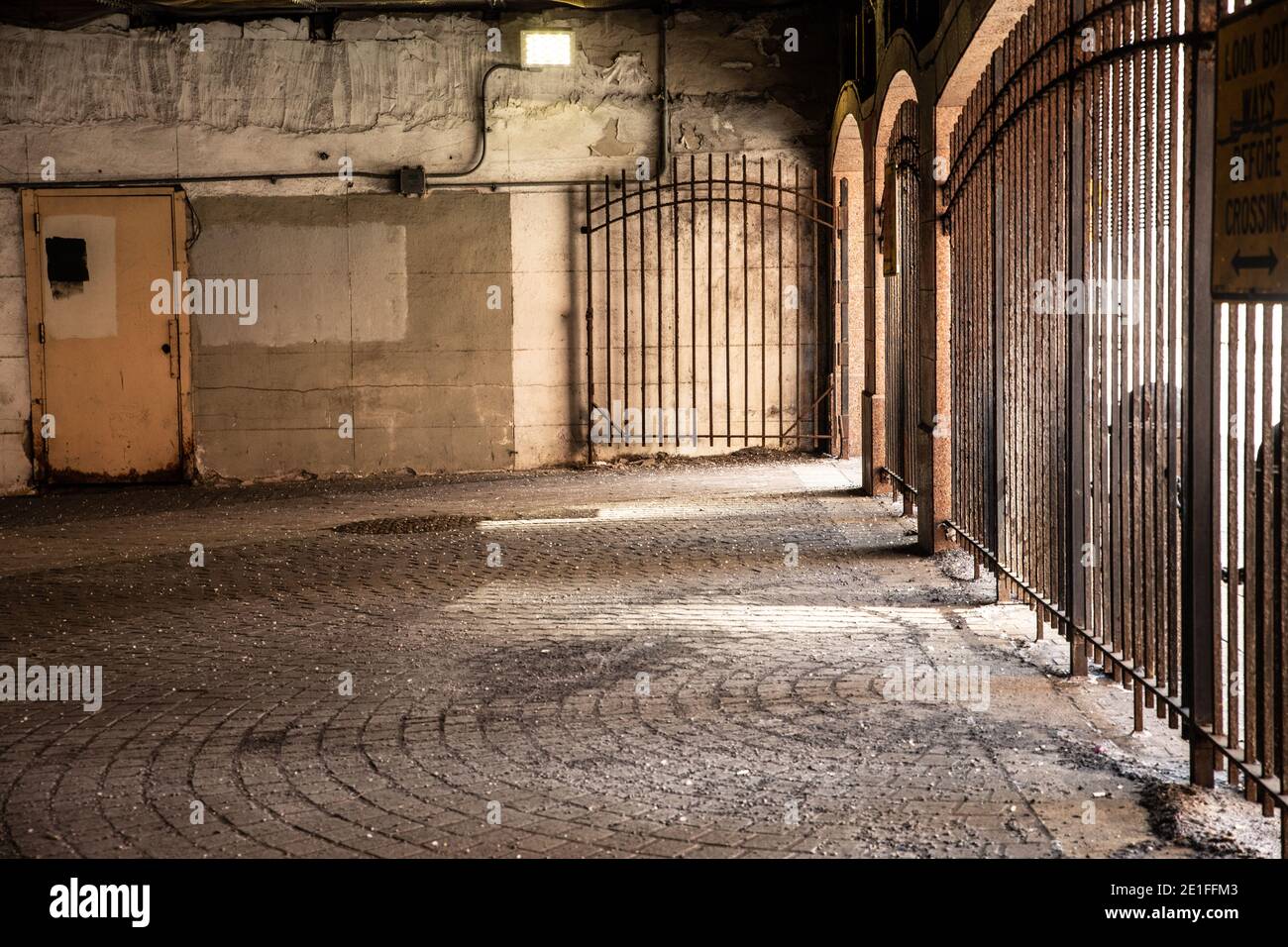 Grunge garage interior hi-res stock photography and images - Alamy
