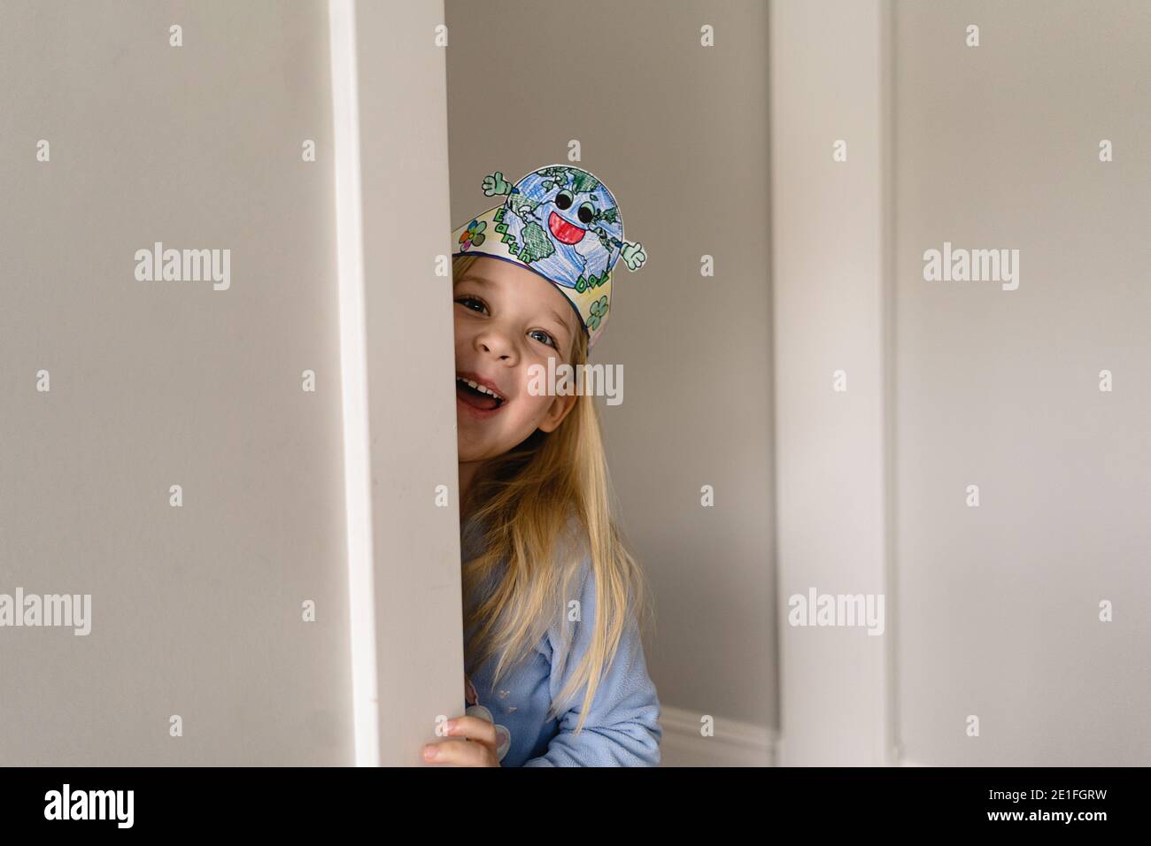 Peek around wall hi-res stock photography and images - Alamy