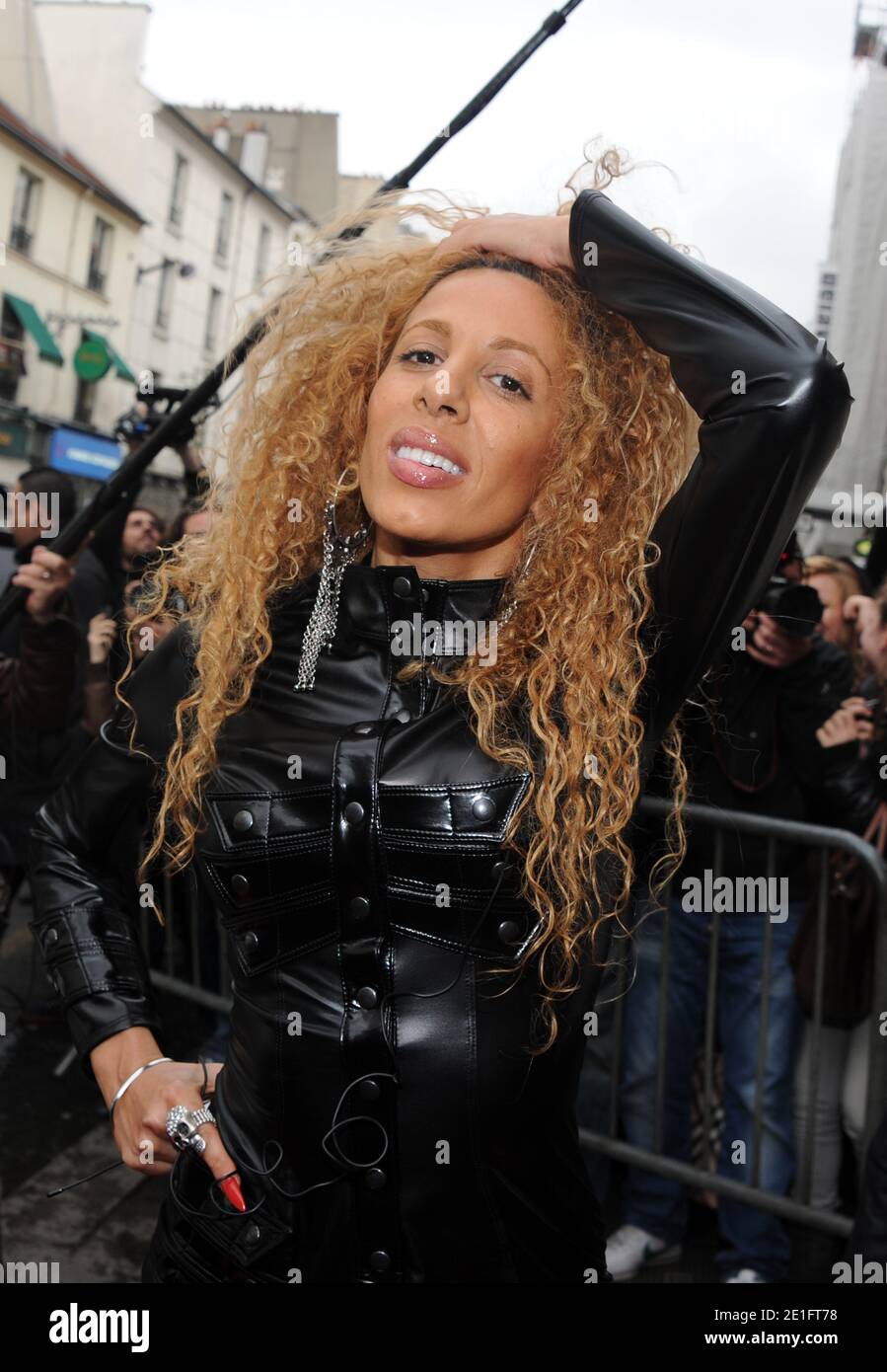 Afida Turner pose devant le Barrio Latino avant de rencontrer les fans ...