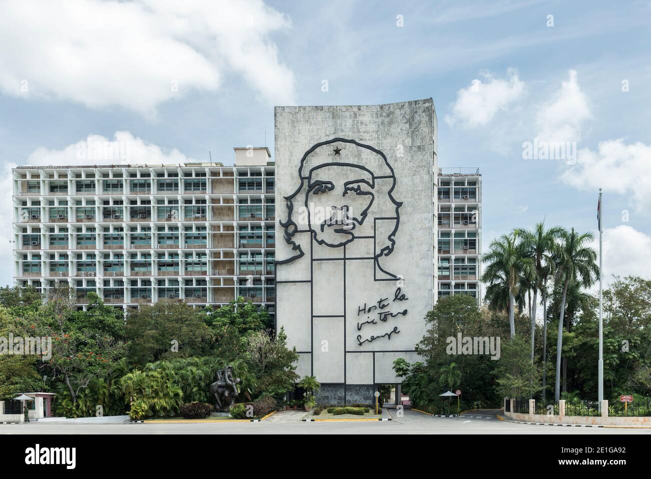 Che Guevara memorial on a government building on Revolution Plaza ...