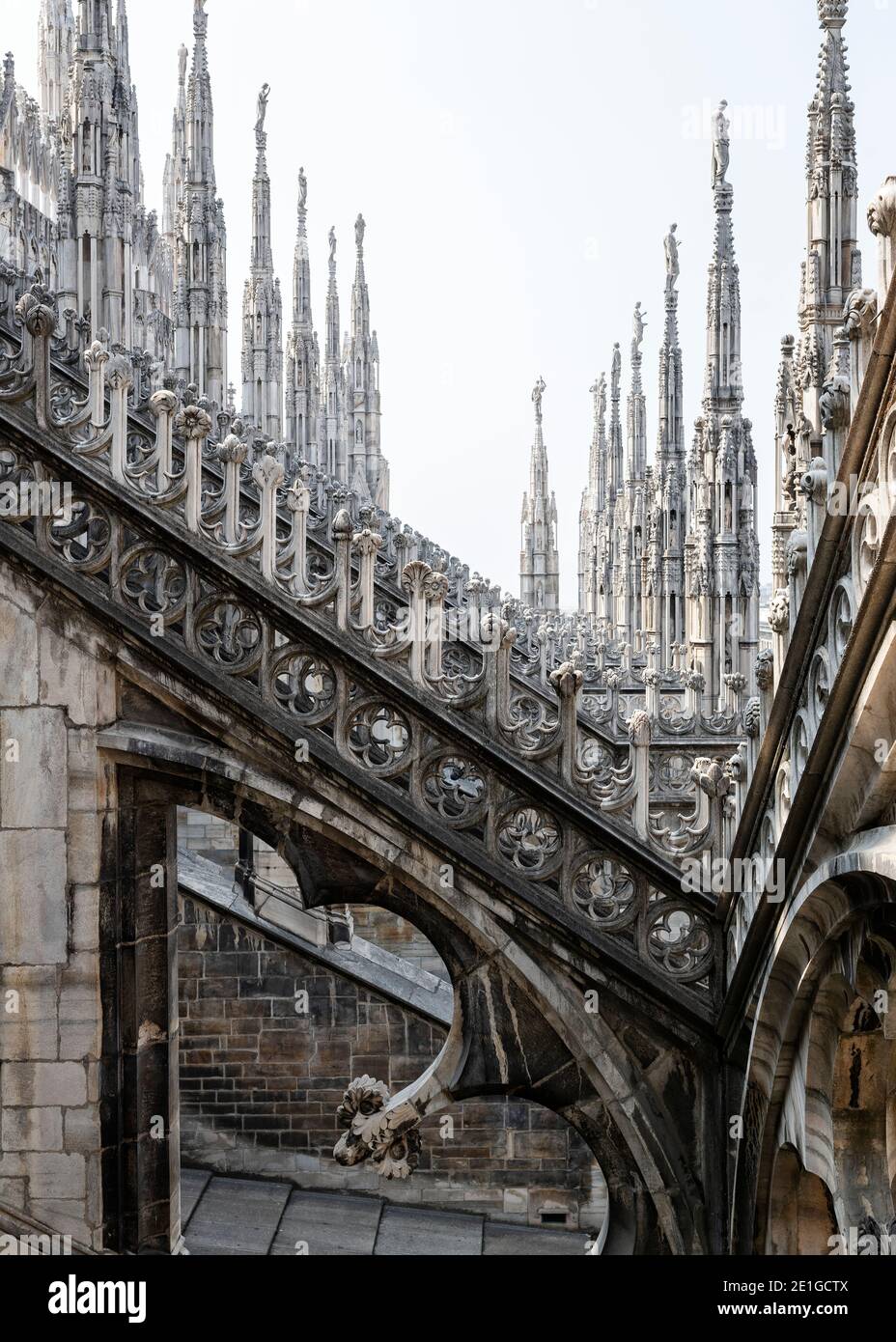 Buttresses duomo di milano hi-res stock photography and images - Alamy