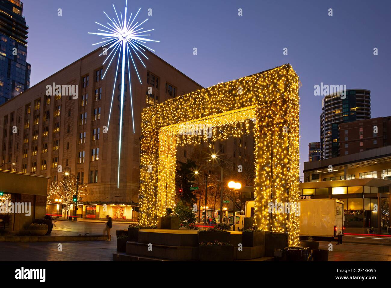 WA19027-00...WASHINGTON - An arch decorated with lights and the Seattle ...