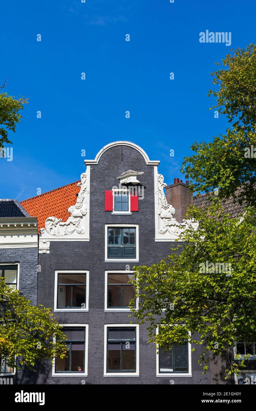 17th century gabled house hi-res stock photography and images - Alamy